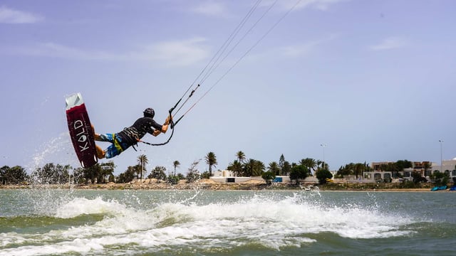 Kitesurfing schools, kitesurfing camps & kite stays // Kiterr.com